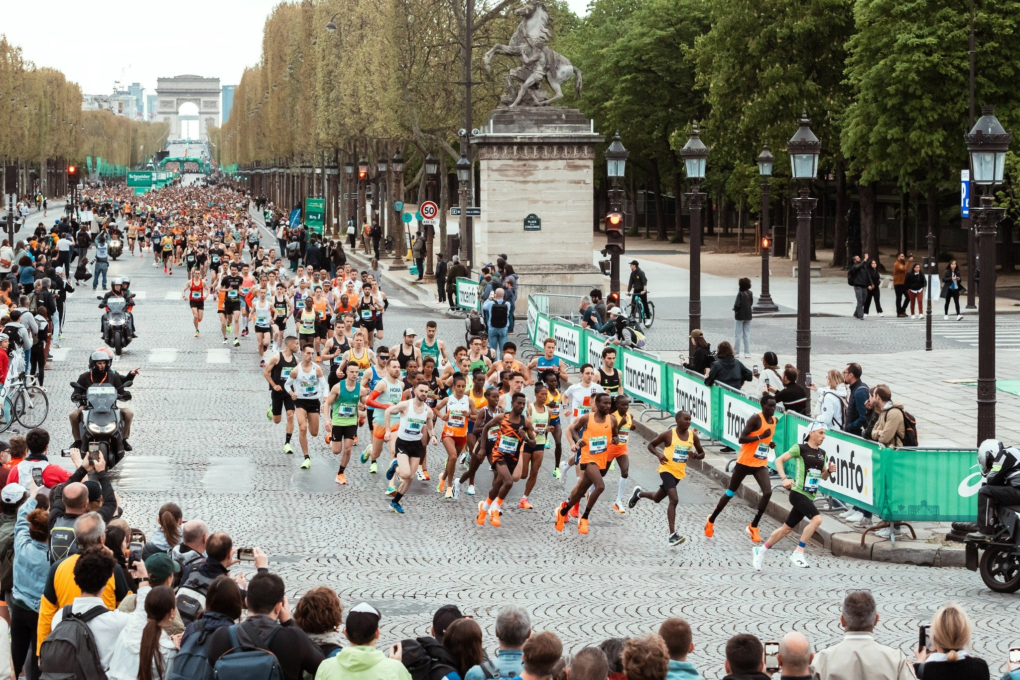 Oι Έλληνες στο Παρίσι και στον Schneider Electric Marathon de Paris ...